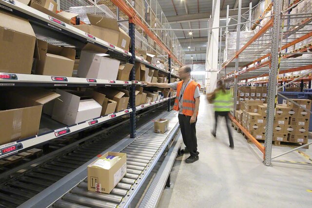 Pick to light: picking más ágil y con menos errores - Mecalux.es