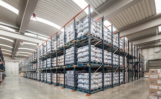 Estanterías Compactas Drive-in / Drive-through - Mecalux.es