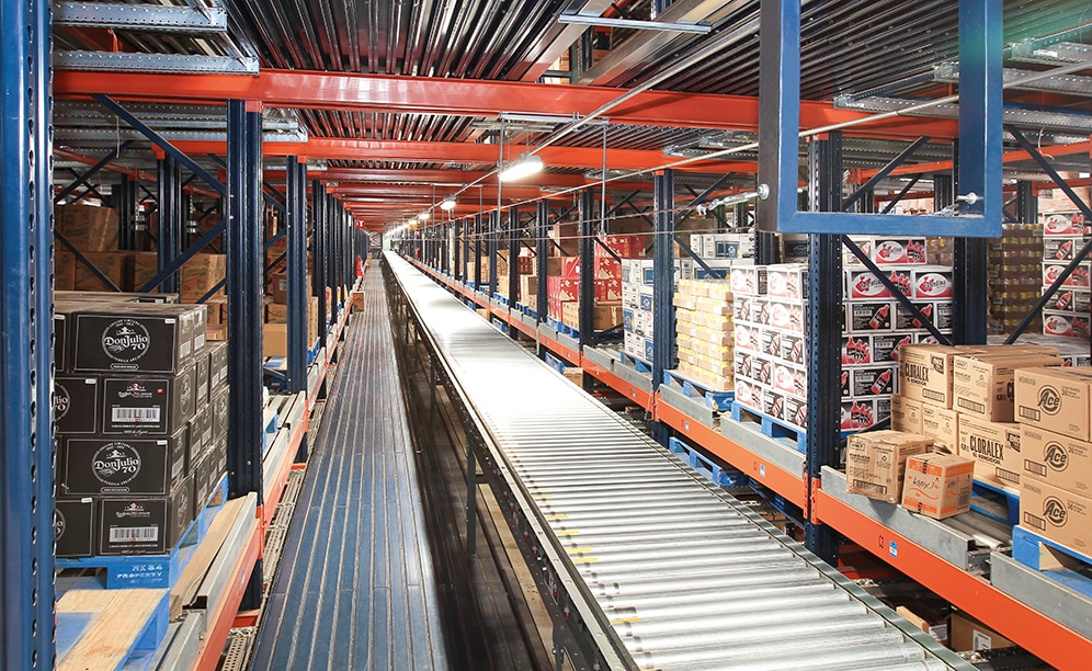 Almacén autoportante del distribuidor DECASA en México - Mecalux.es