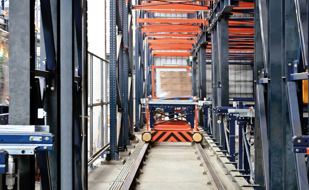 Almacén autoportante del distribuidor DECASA en México - Mecalux.es