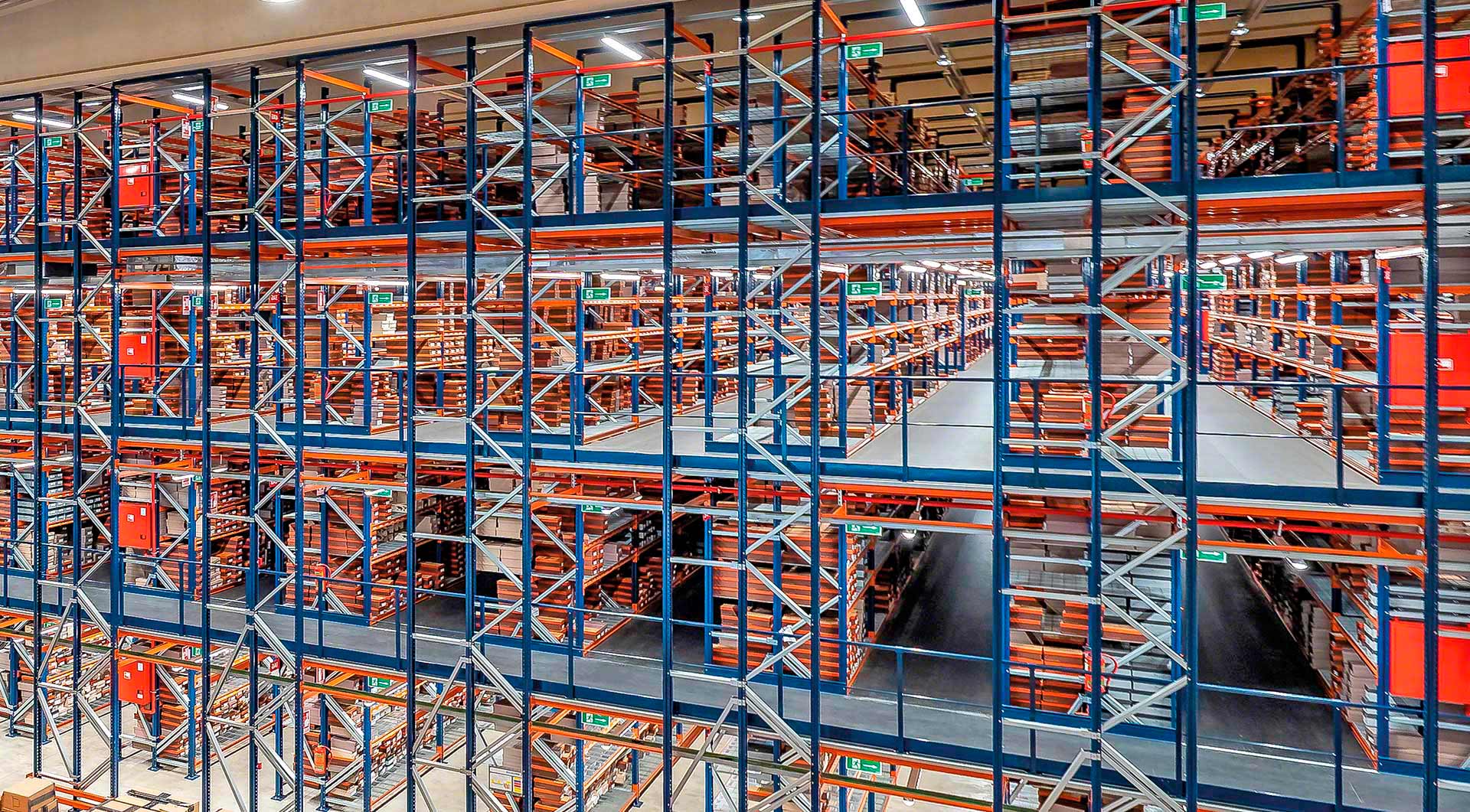 Pasillos elevados | Estanterías de varios niveles - Mecalux.es