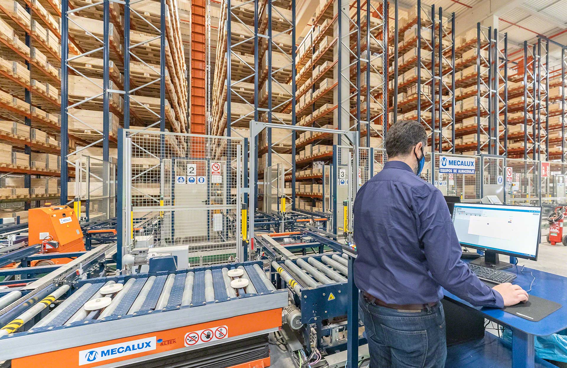 Transelevadores trilaterales automáticos - Mecalux.es